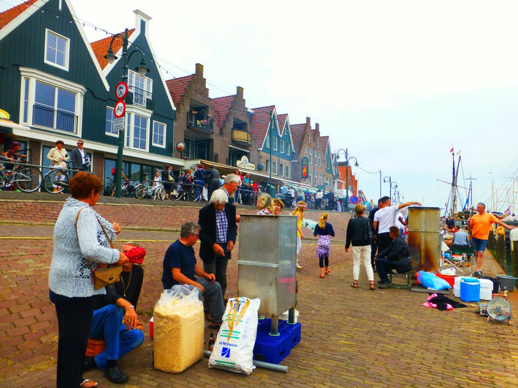 Visit the Famous village of Volendam, The Netherlands - Get dressed in ...